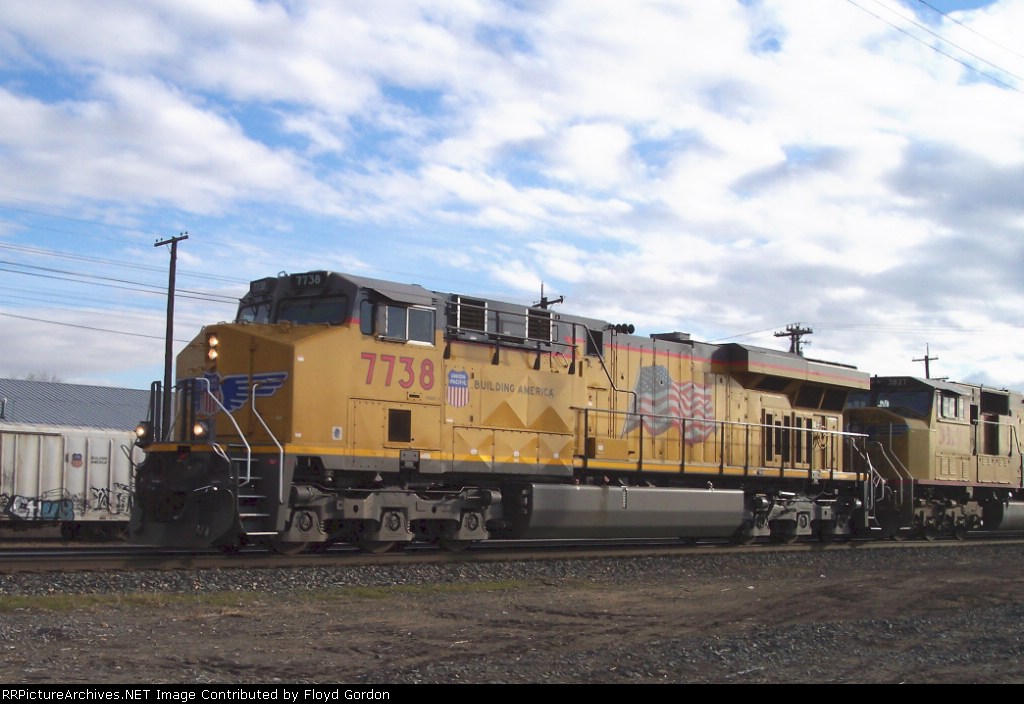 New UP 7738 leads westbound freight
